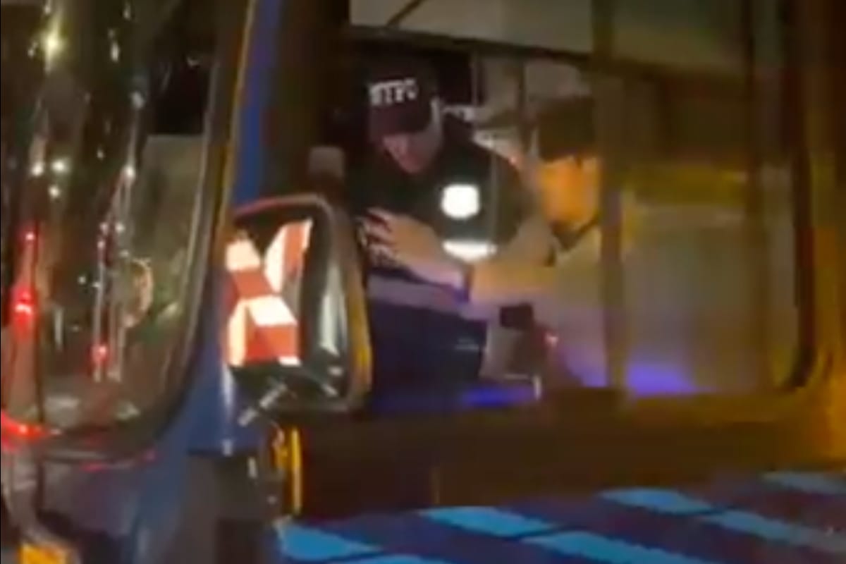 Video: NYPD Officer Gets 'Quick Recap' on How to Drive a Bus Before ...
